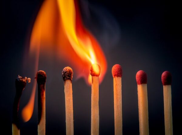 EL FASCINANTE PROCESO DE ENCENDIDO DE UNA CERILLA - Comercial Godó